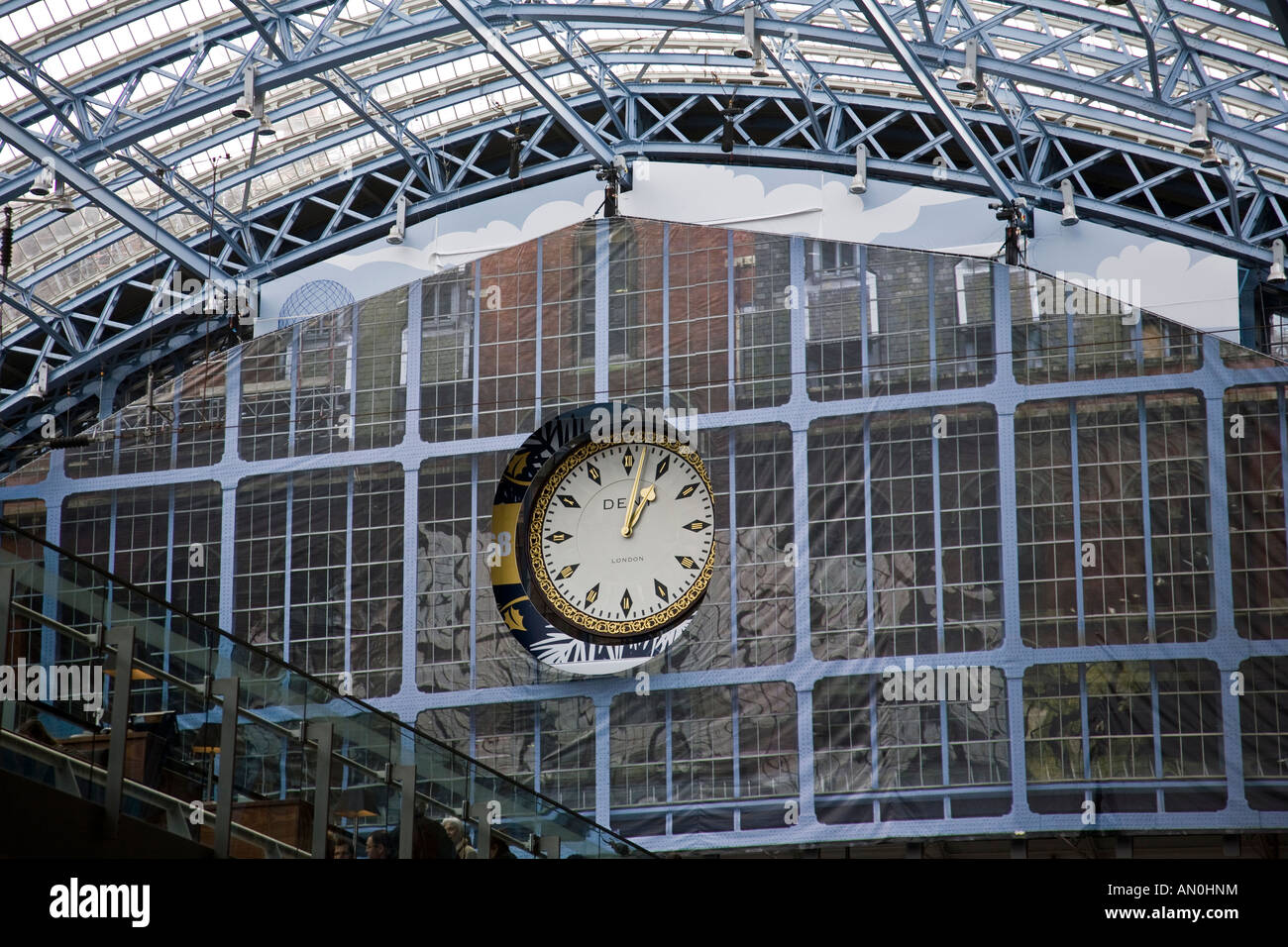The original station clock reconstructed by the original makers above ...