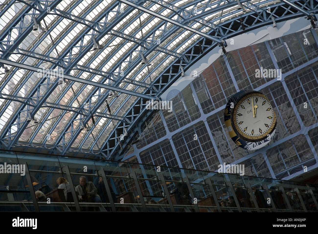 The original station clock reconstructed by the original makers above ...