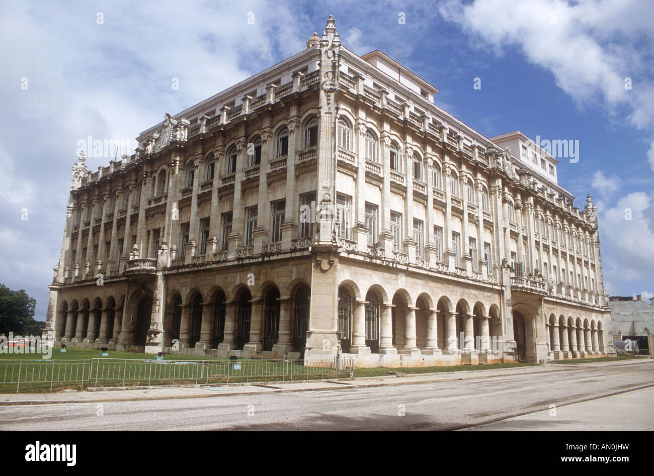 Former presidential palace and havana hi-res stock photography and ...