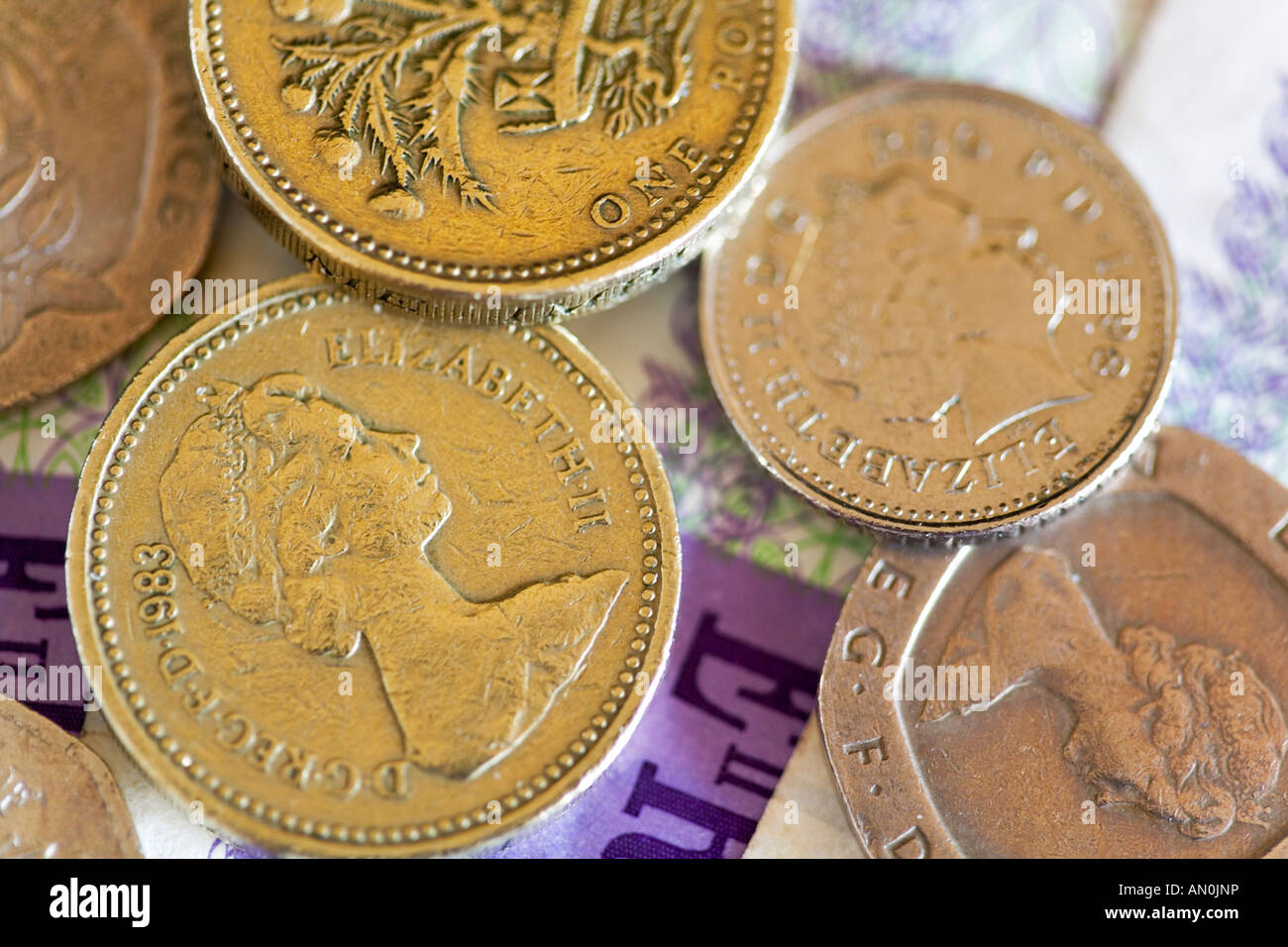 Assortment of English coins on Twenty pound notes Stock Photo - Alamy