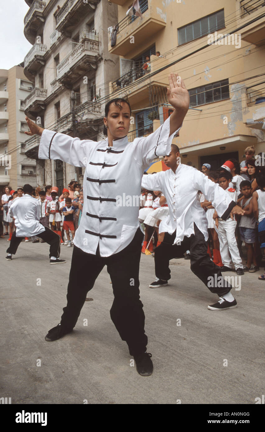 Entertainment on the streets of havana hi-res stock photography and ...