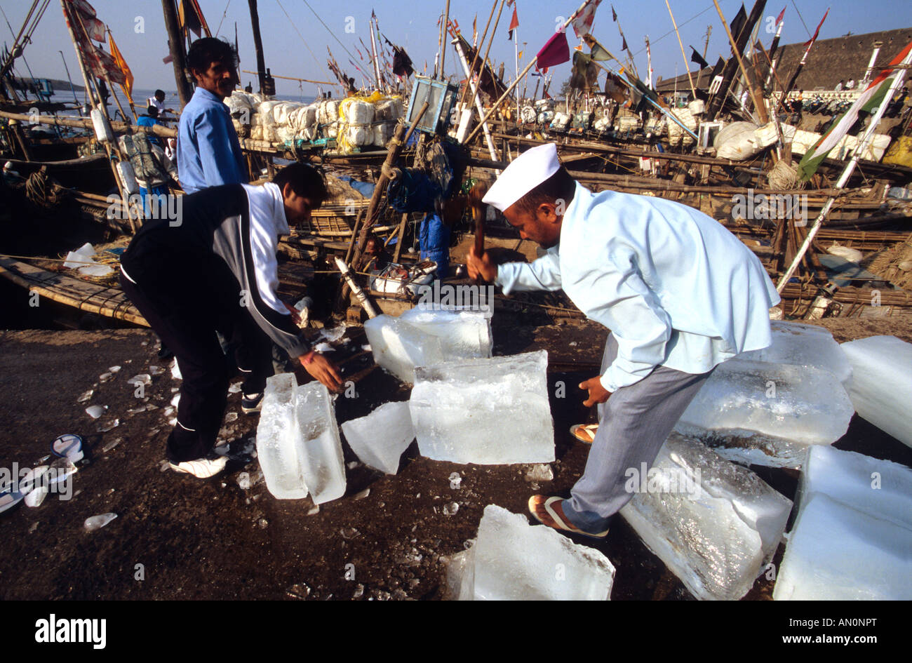 Ice delivery man hi-res stock photography and images - Alamy