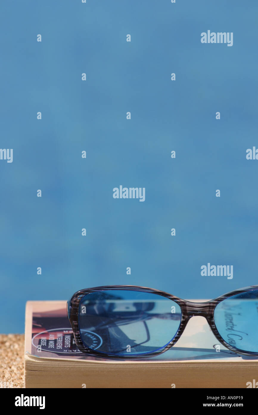 Sunglasses and book at pool hi-res stock photography and images - Alamy