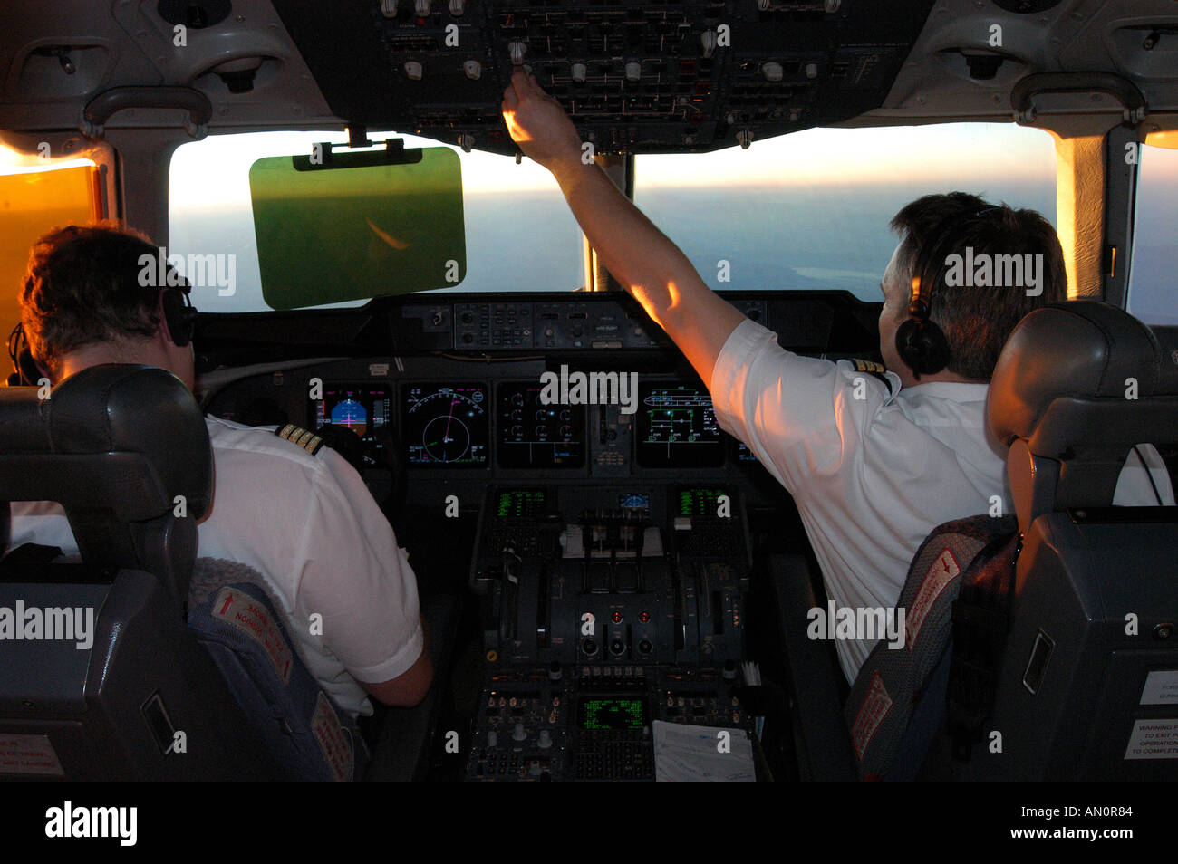 MD 11 Cockpit Pilot Piloten Flugueberwachung Stock Photo - Alamy