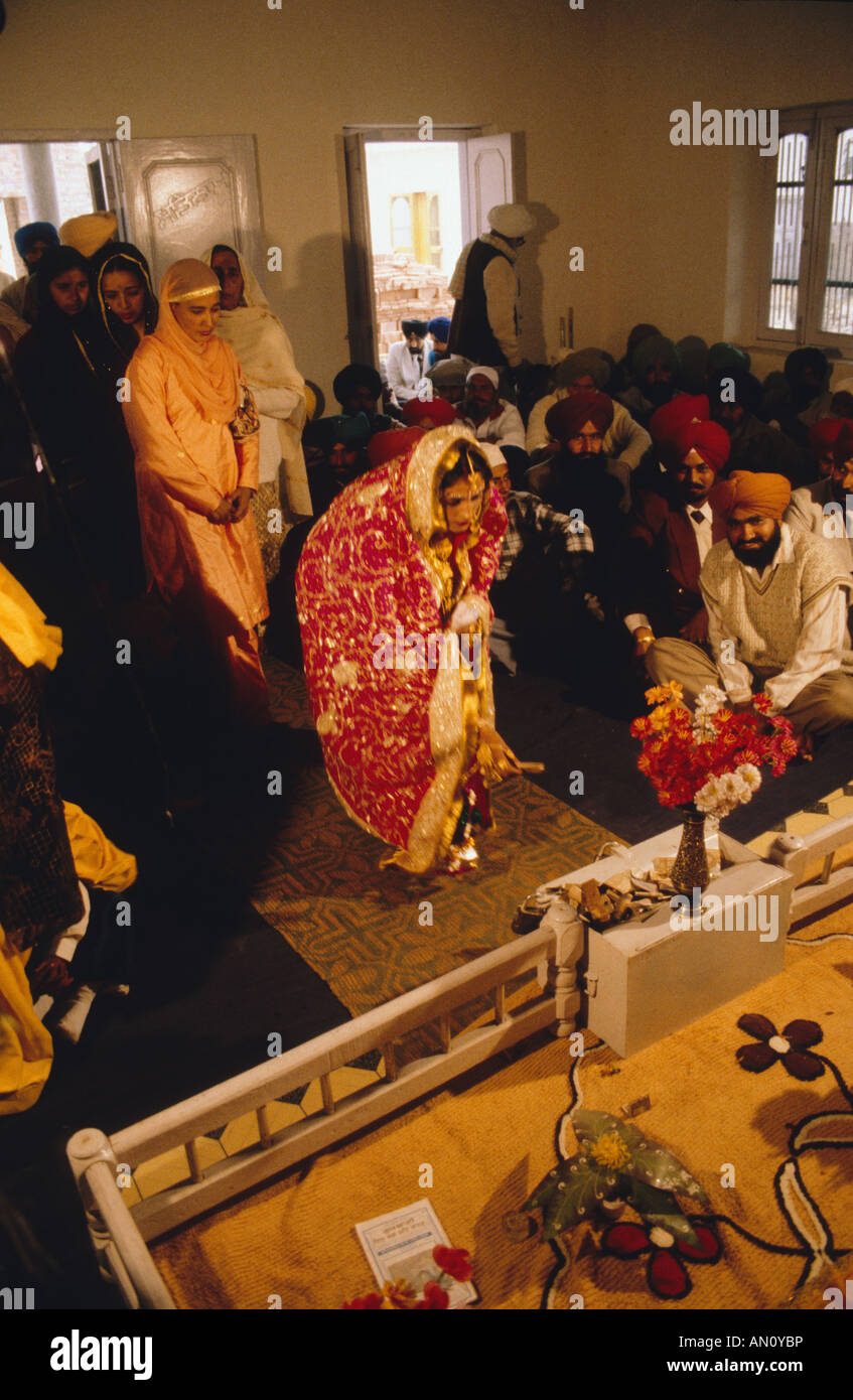 Giving gifts to the bride and groom at wedding ceremony in Patiala ...