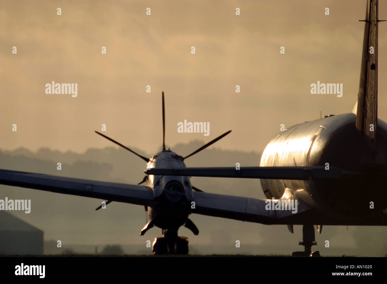 Propeller flying aeroplane hi-res stock photography and images - Alamy