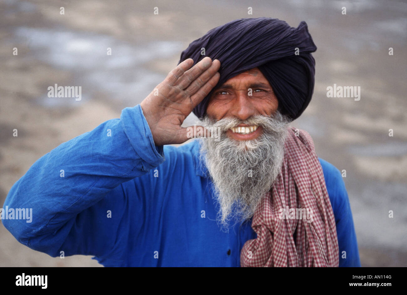 India saluting man hi-res stock photography and images - Alamy