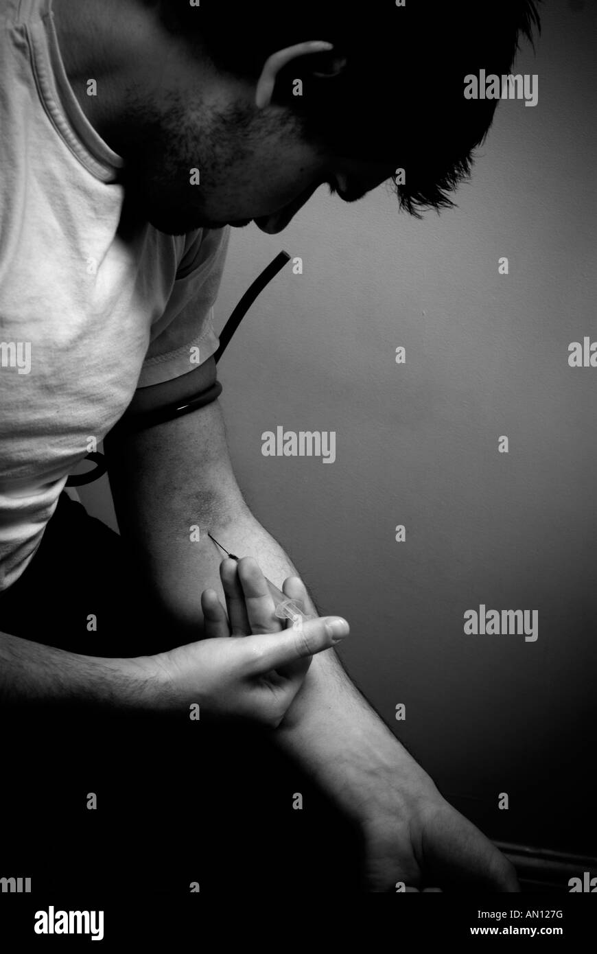 Man injecting heroin drugs Stock Photo - Alamy