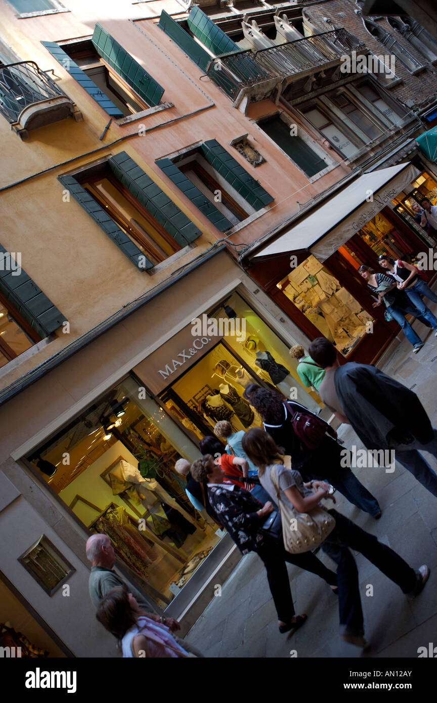 Shops along the narrow streets of Venice, Veneto, Italy, Europe Stock ...