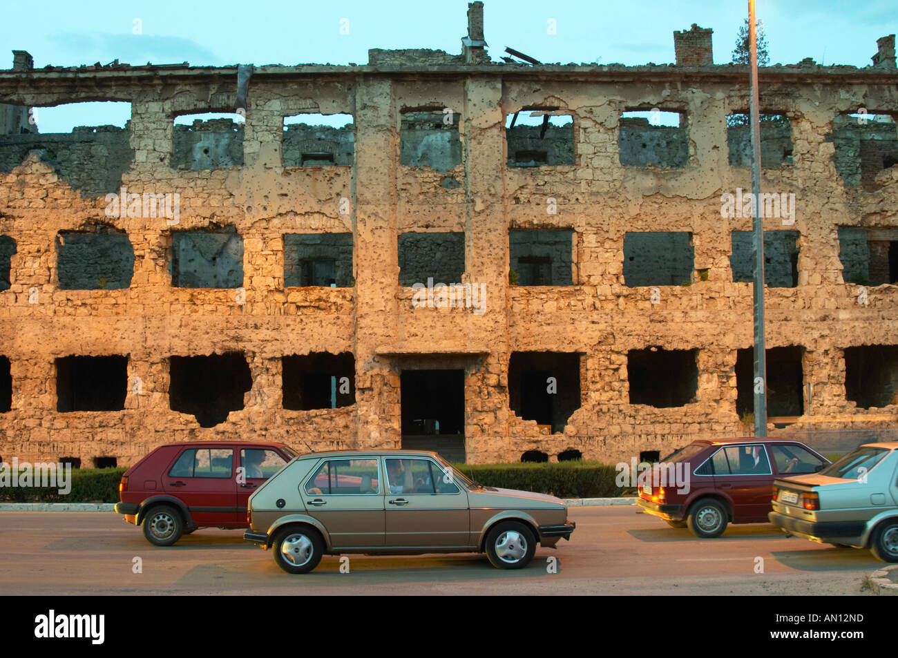 Modern war damage hi-res stock photography and images - Alamy