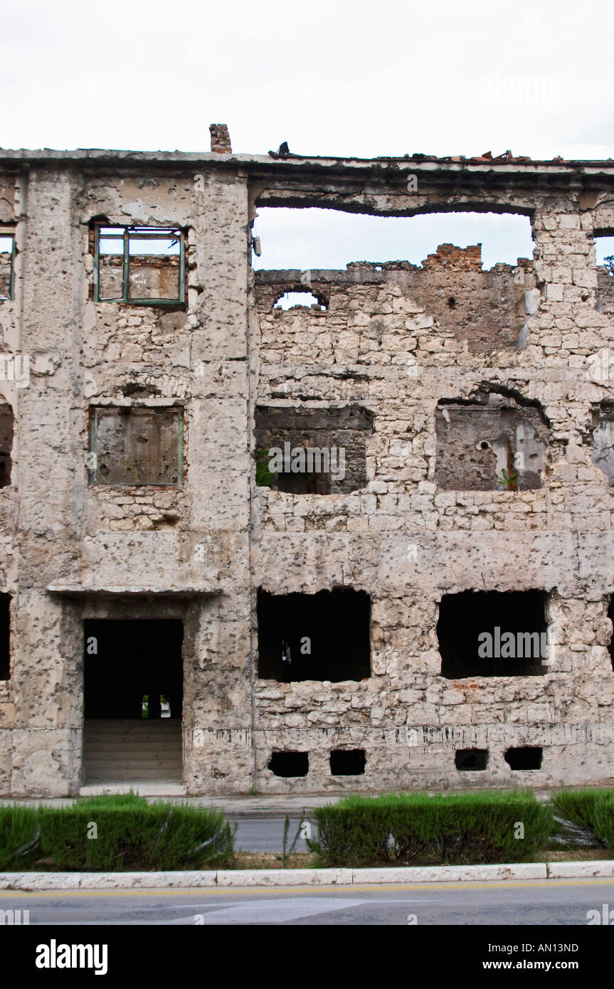 War damaged derelict ruin hi-res stock photography and images - Alamy