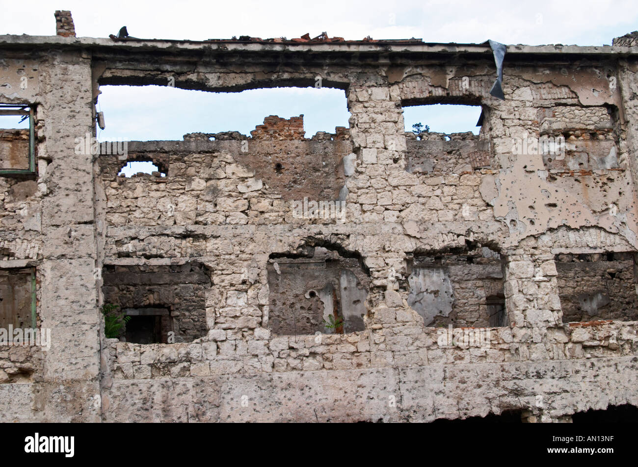 War damaged derelict ruin hi-res stock photography and images - Alamy