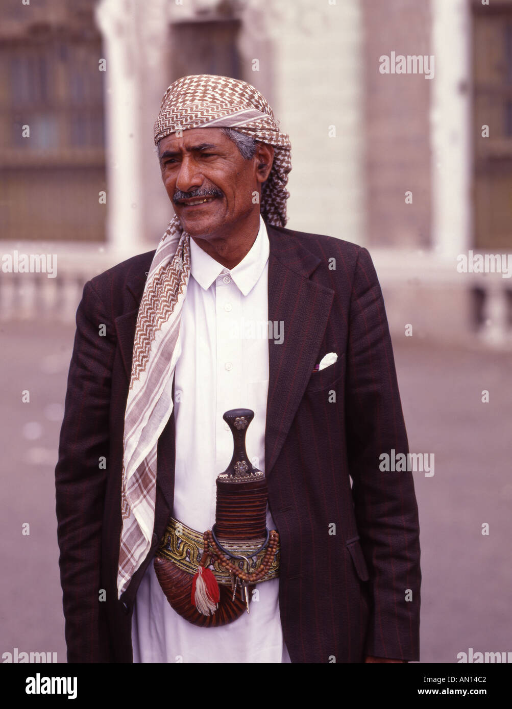 Yemen man ceremonial dagger jambiya people portrait Stock Photo - Alamy