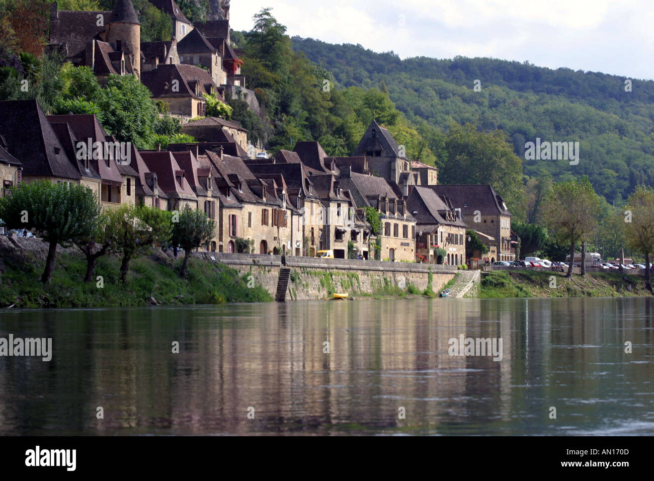 beynac viewed from a canoe on the dordogne river Stock Photo - Alamy