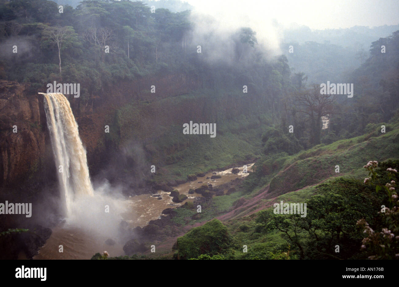 Ekom waterfall cameroon hi-res stock photography and images - Alamy