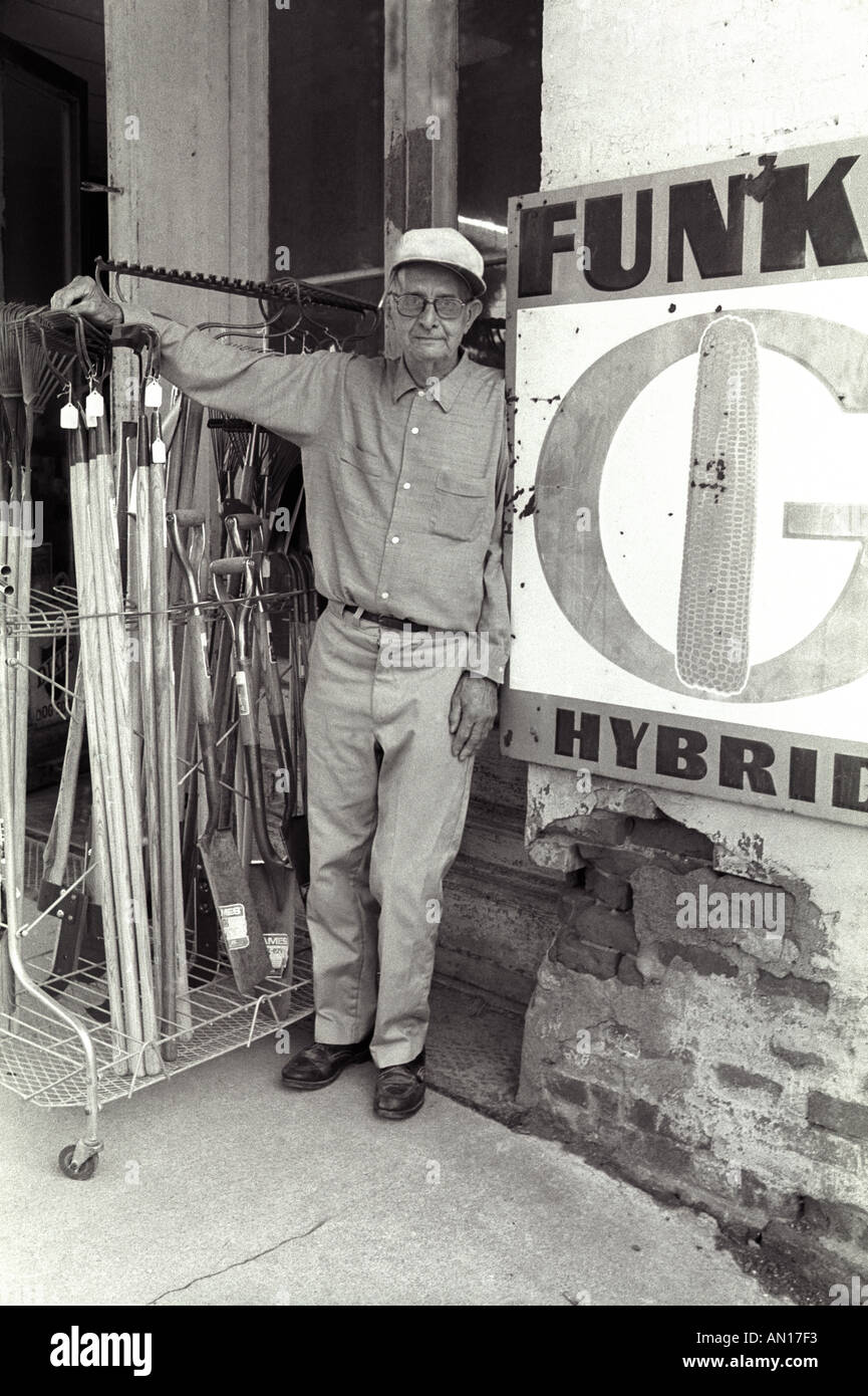 Rural feed and seed store hi-res stock photography and images - Alamy