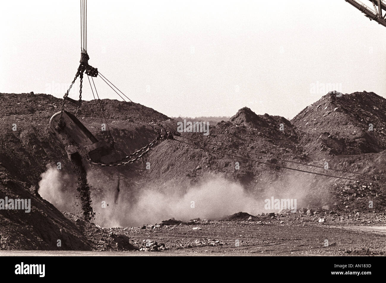 Dragline crane used strip mining hi-res stock photography and images ...