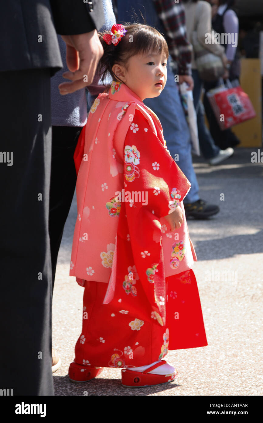 Young girl wearing a kimono Stock Photo - Alamy