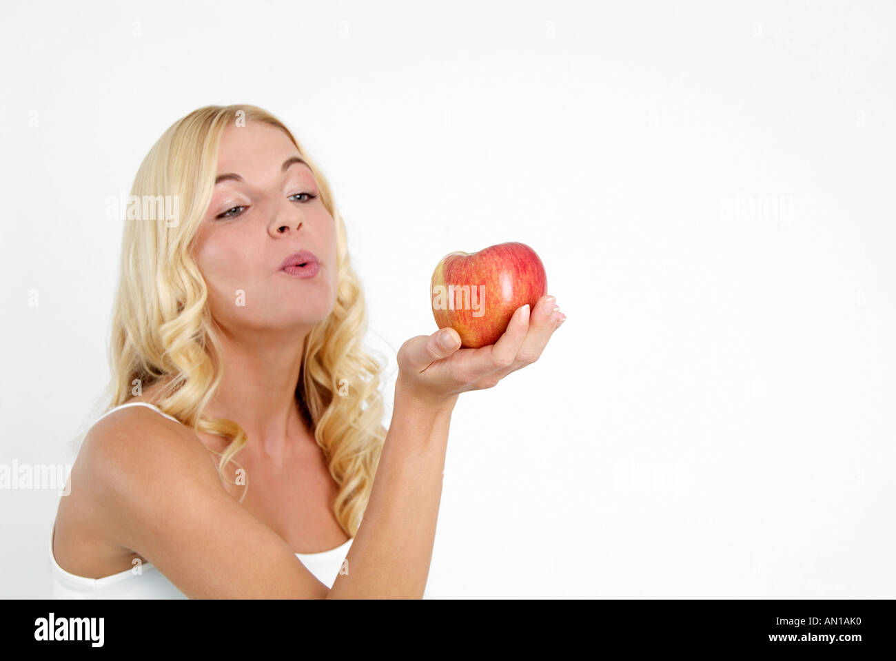 young woman enjoying a red delicious apple Stock Photo - Alamy