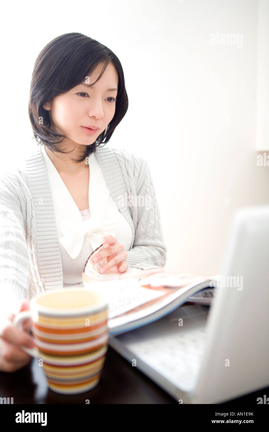 Japanese woman operating a PC Stock Photo - Alamy