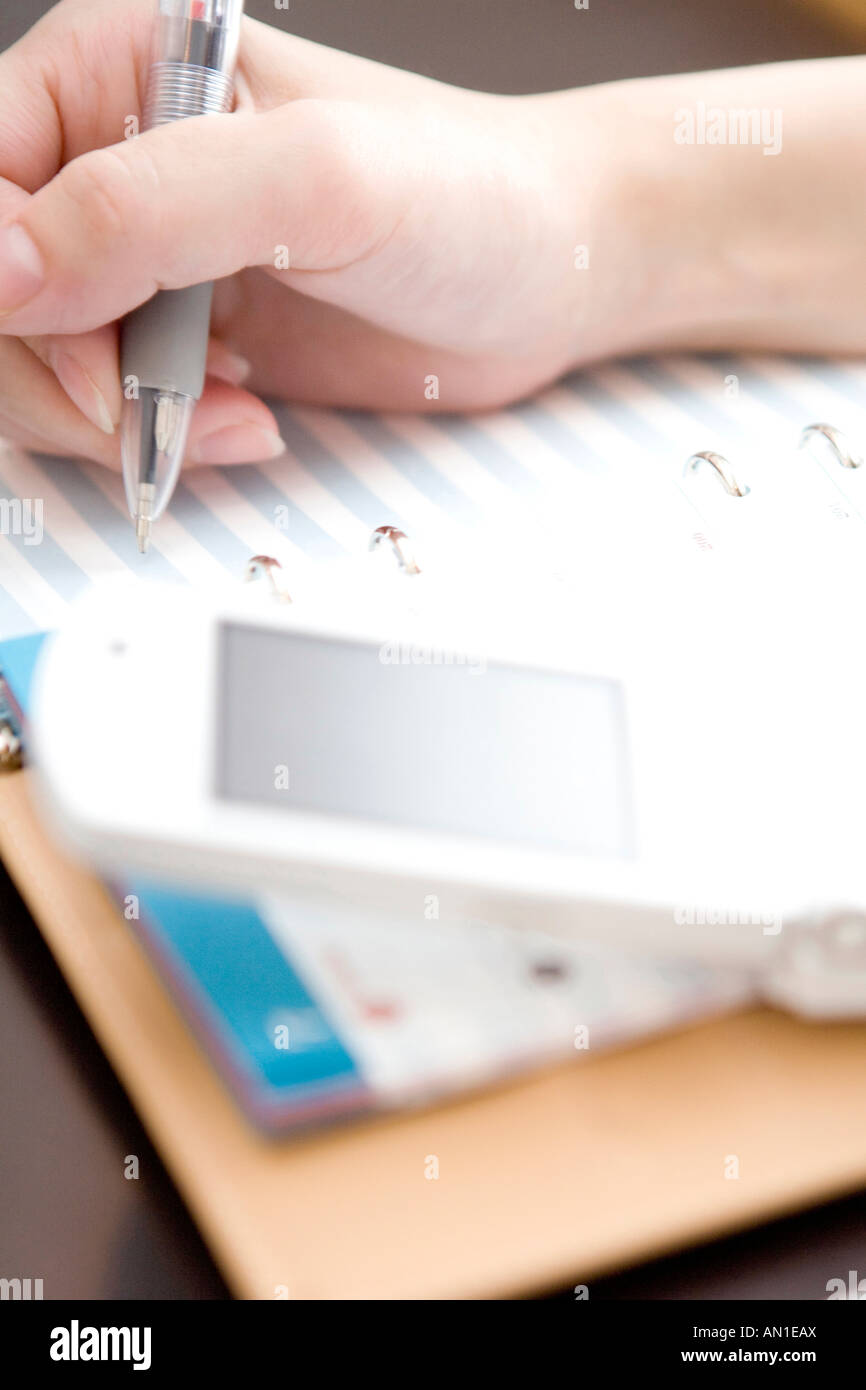 Hand taking a memo Stock Photo - Alamy