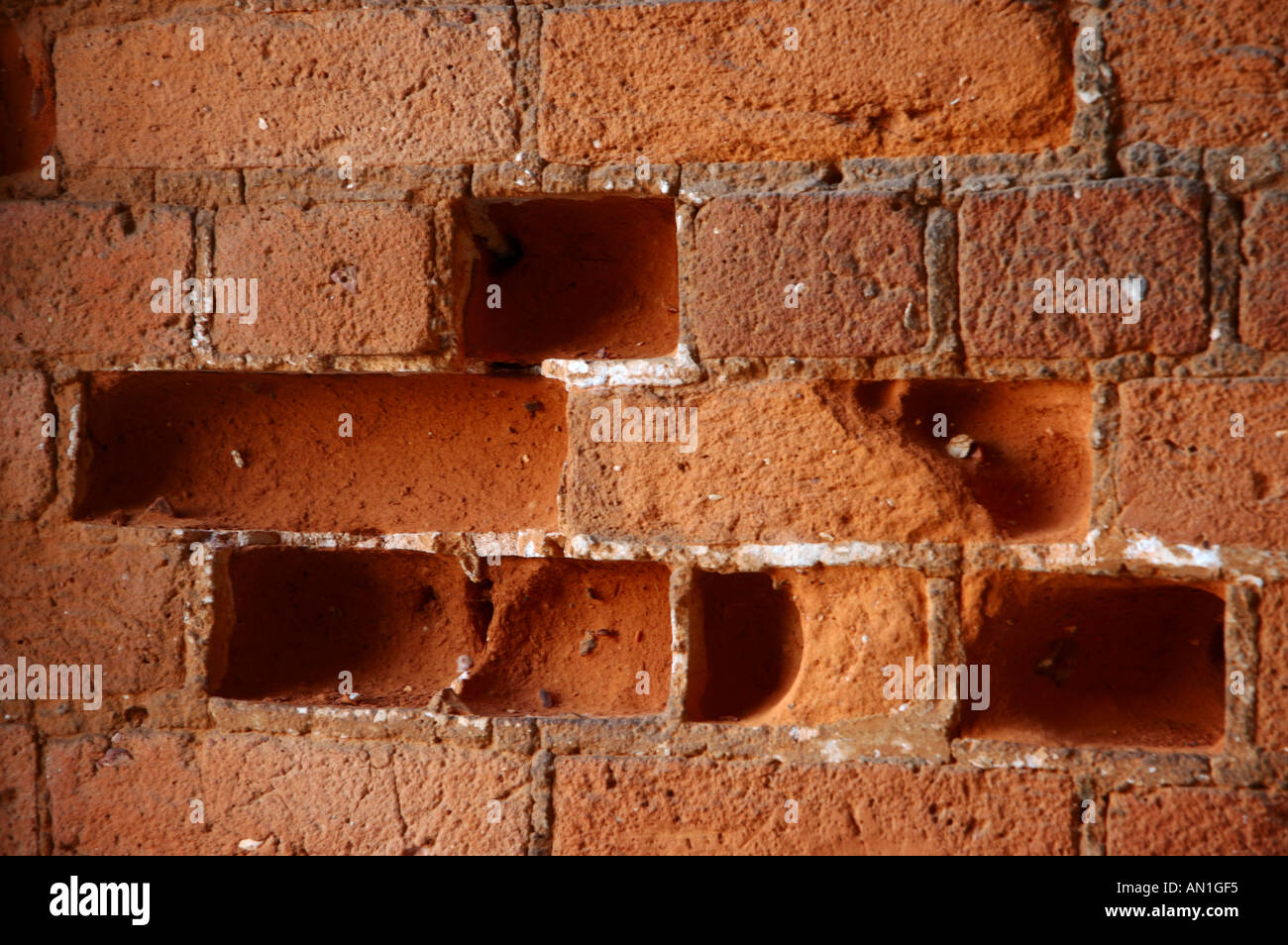 Spalling brickwork hi-res stock photography and images - Alamy