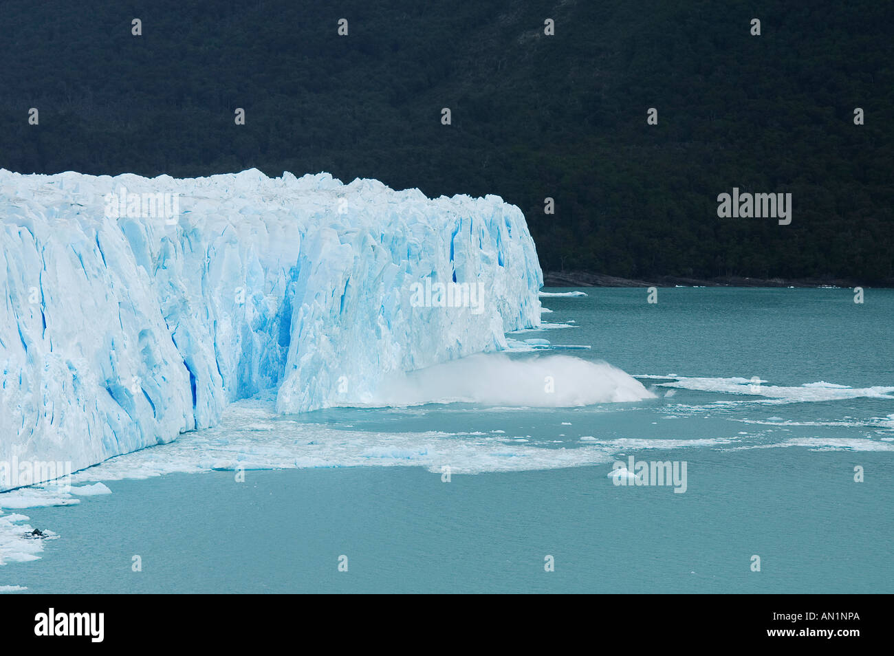 Ice crashing down from the Perito Moreno Glacier, Los Glaciares ...