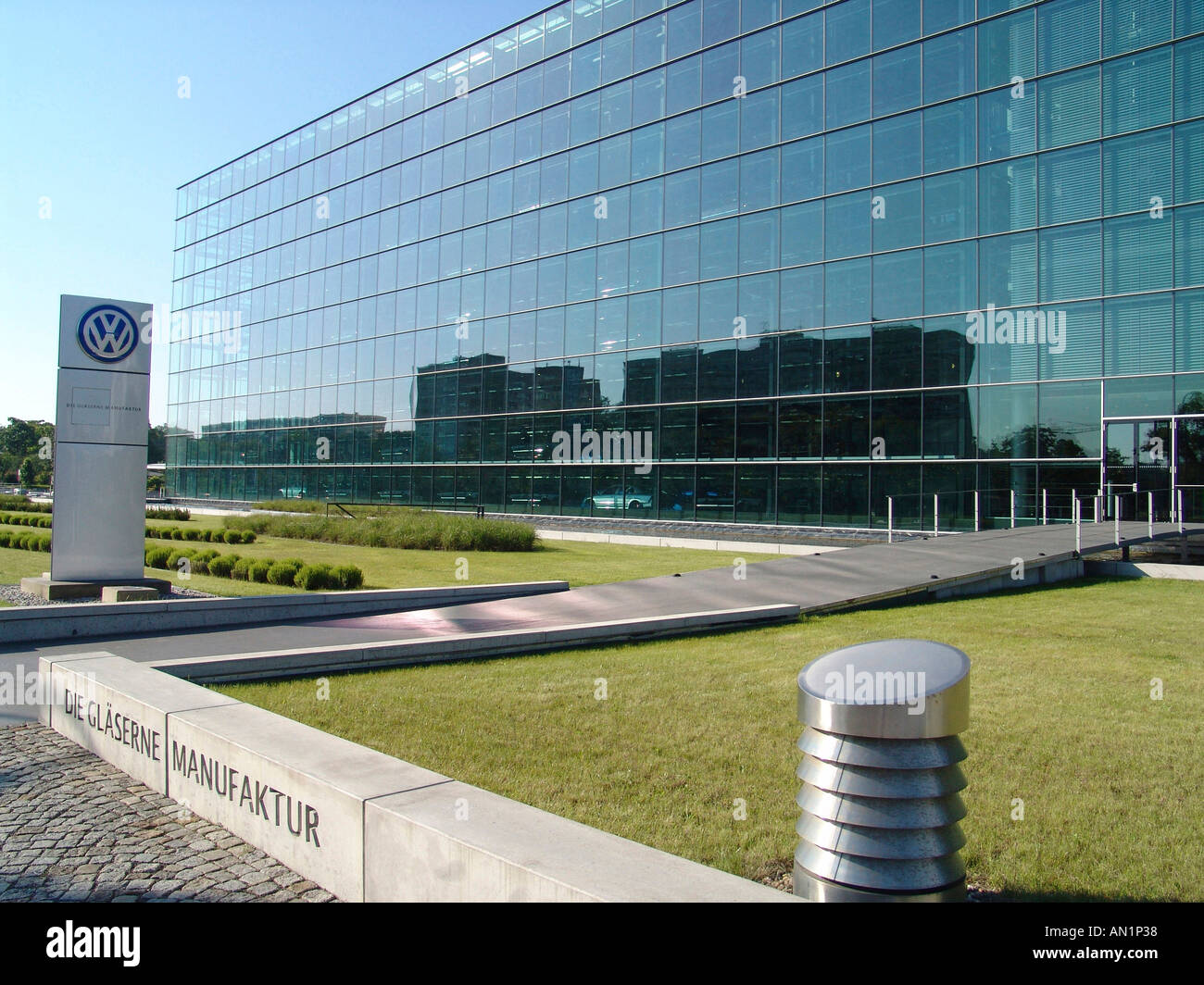 VW The transparent factory, built 200-2003, designed by Gunther Henn ...