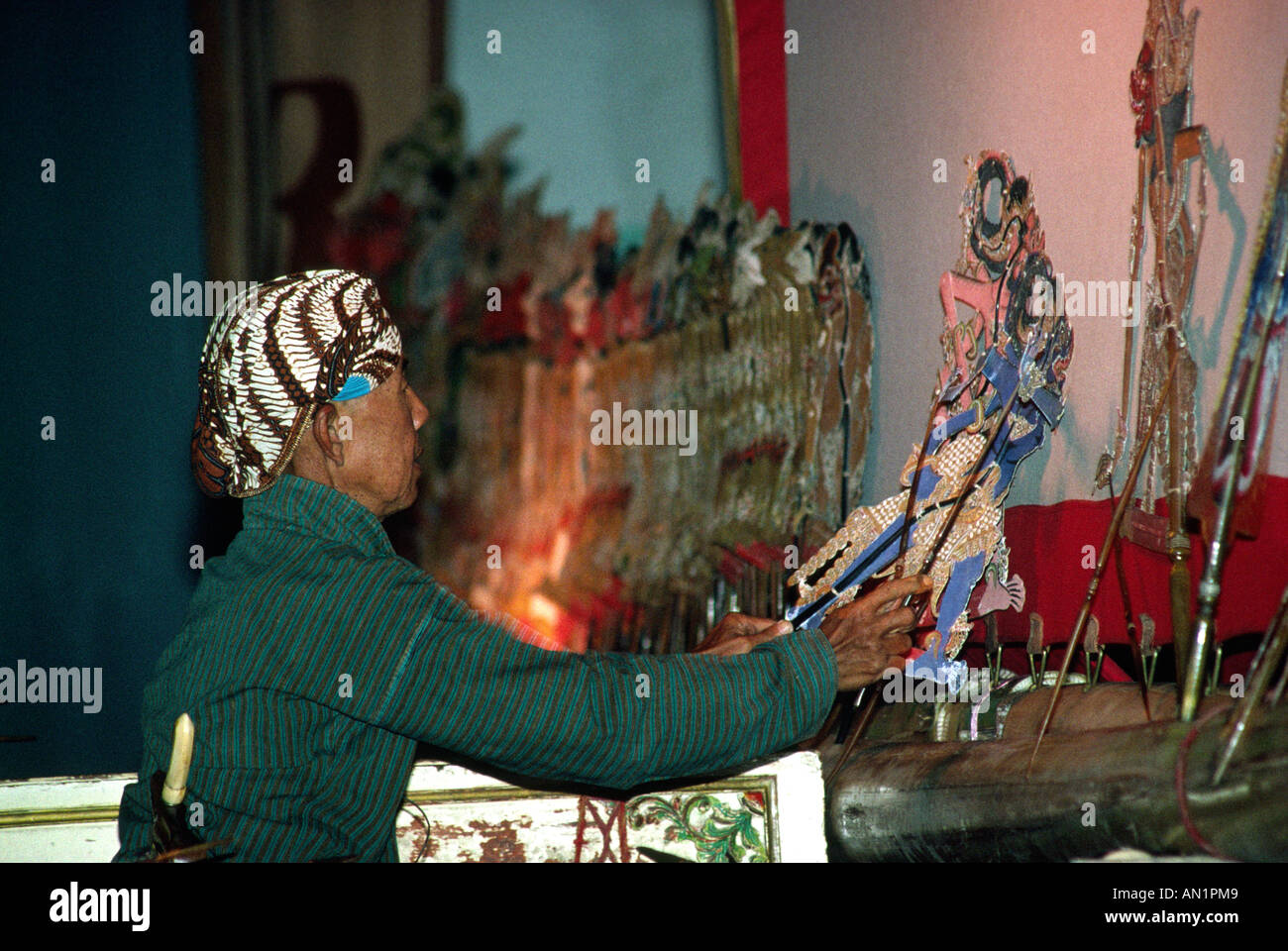 Indonesia Java Yogjakarta arts Wayang Kulit shadow puppet master Stock ...