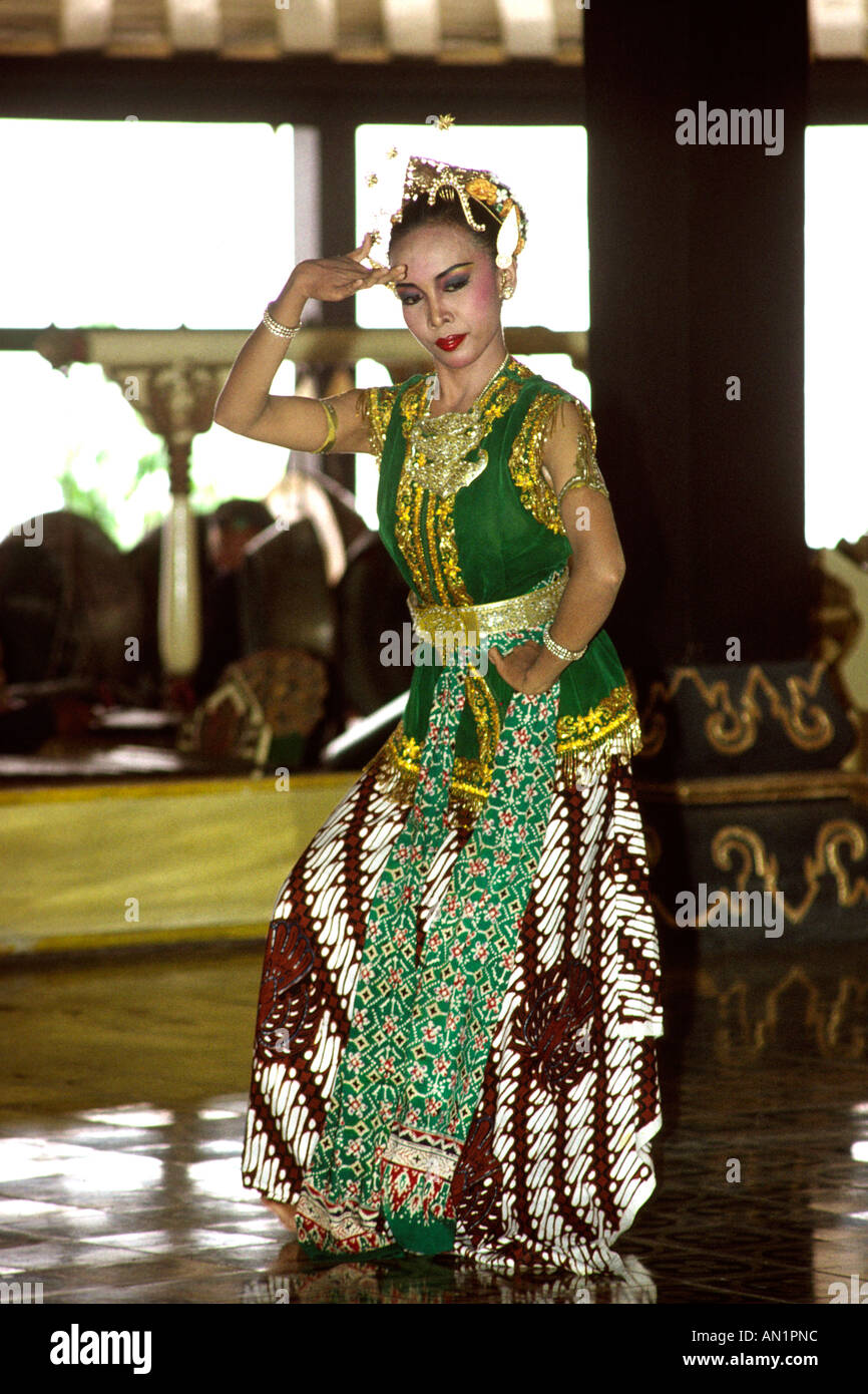 Woman performing traditional javanese dance hi-res stock photography ...