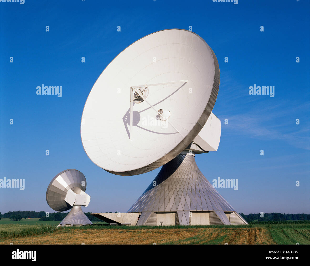 Satellite station hi-res stock photography and images - Alamy