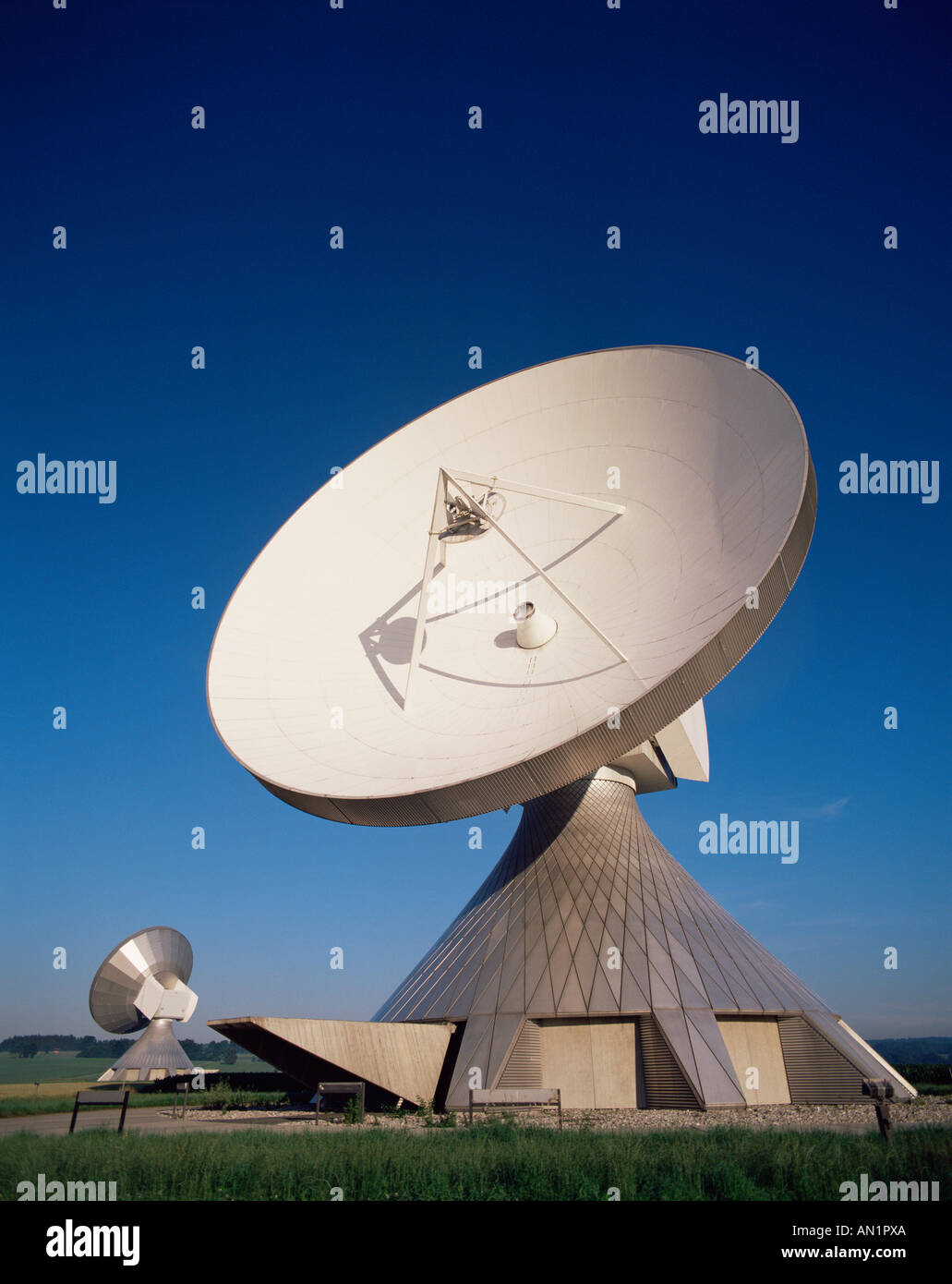 Satellite station hi-res stock photography and images - Alamy