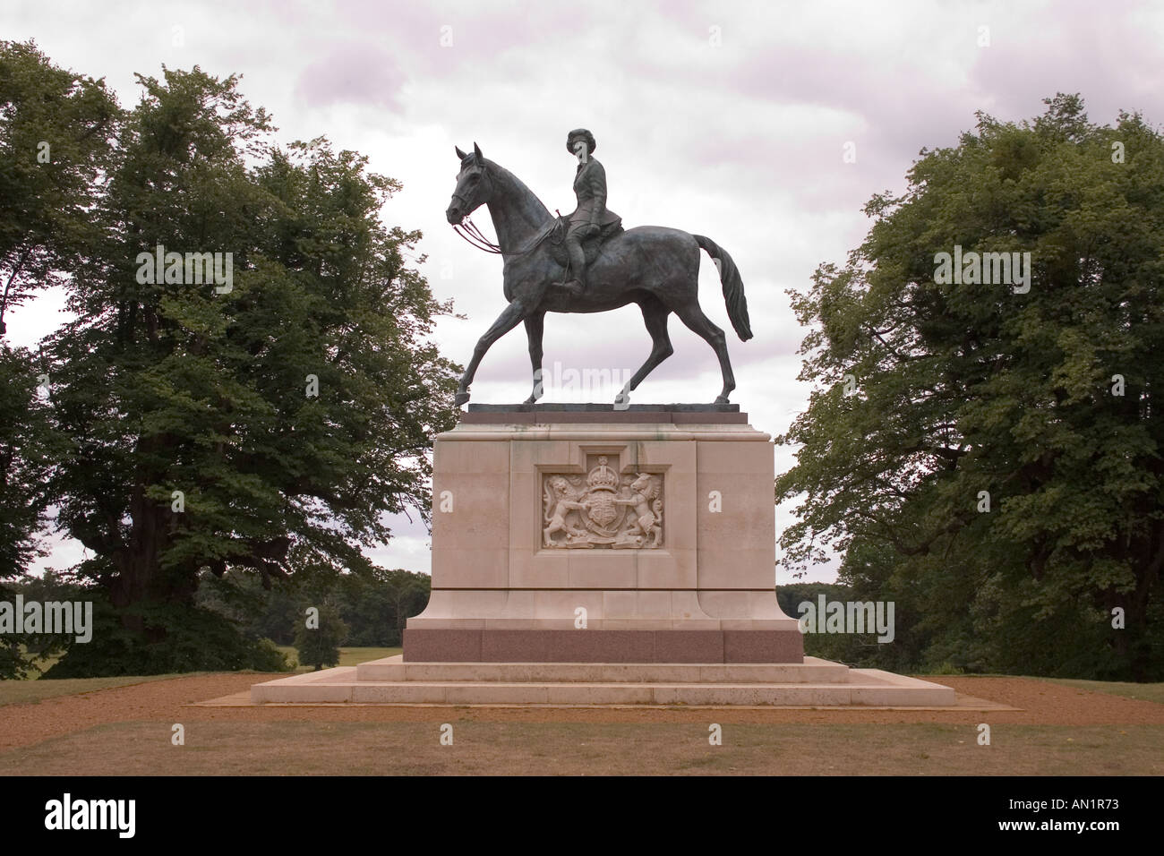 Bronze statue of Queen Elizabeth II on horseback Stock Photo - Alamy