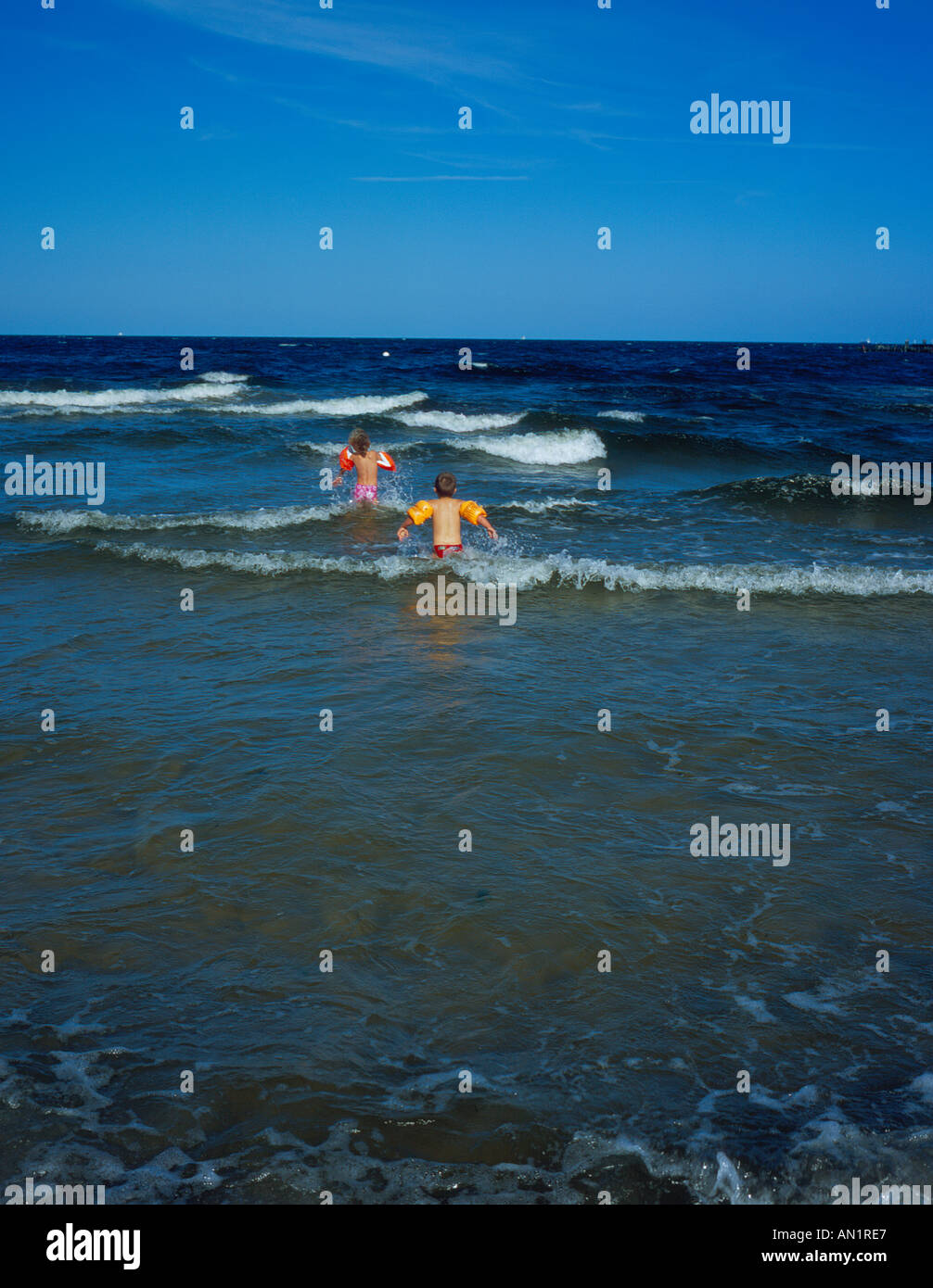 Kids bathing hi-res stock photography and images - Alamy