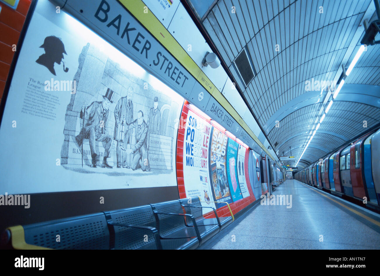 Baker street tube hi-res stock photography and images - Alamy