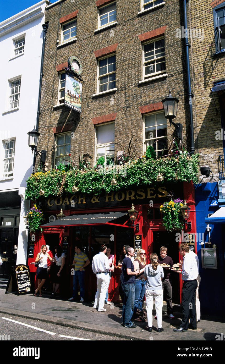 Coach and horses pubs hi-res stock photography and images - Alamy