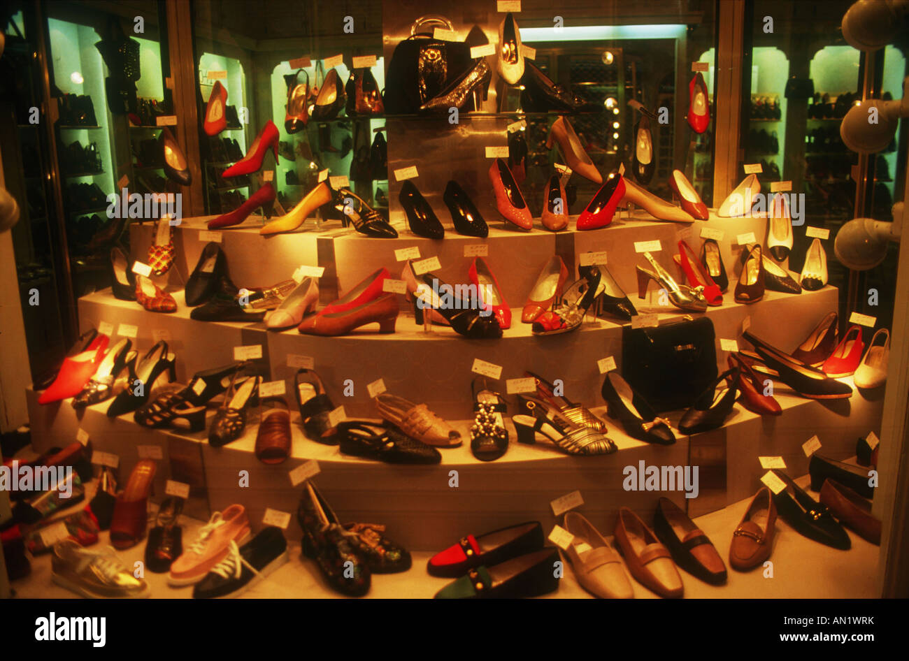 Large window display hi-res stock photography and images - Alamy