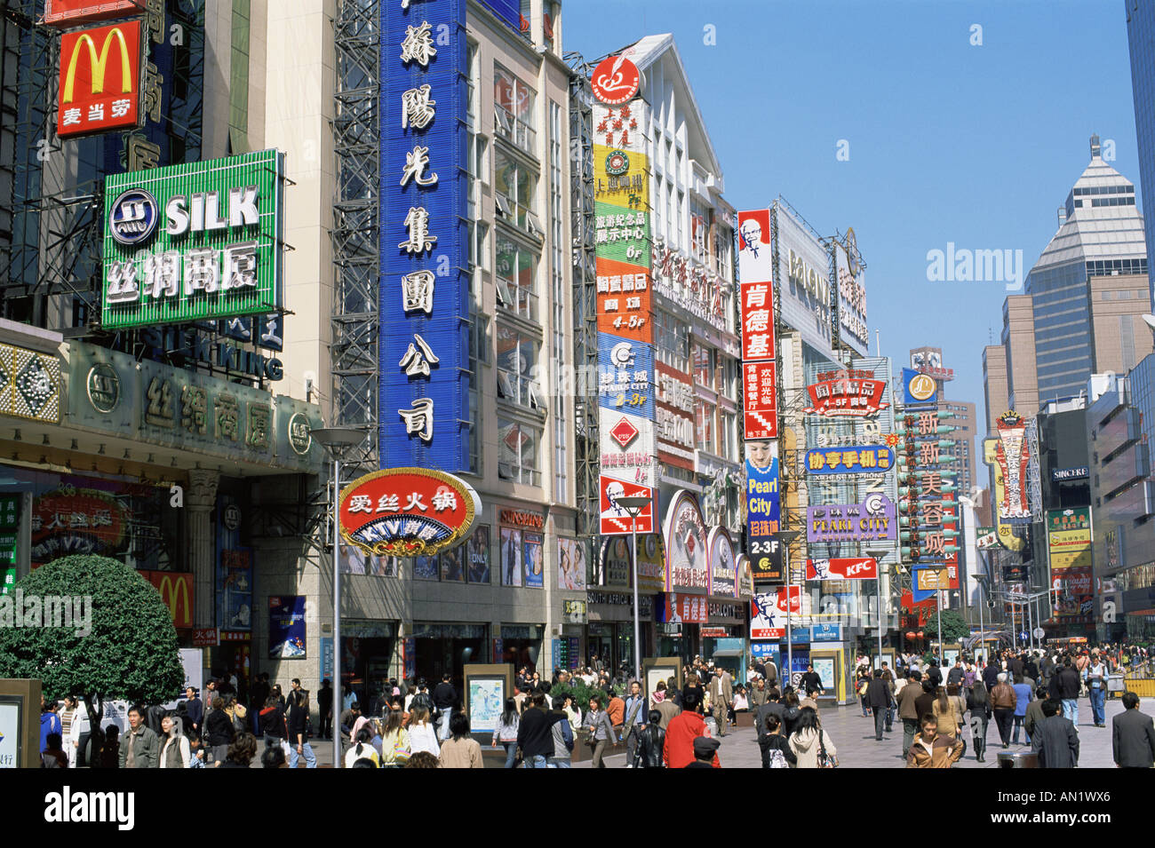 China, Shanghai, Nanjing Road, Pedestrianised Shopping Street Stock ...