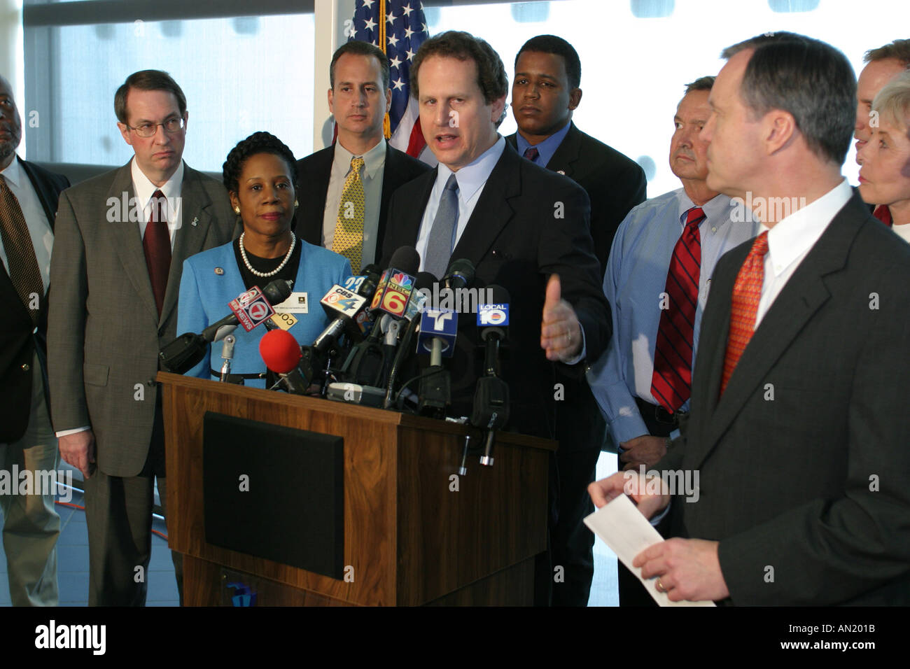 Officials press hi-res stock photography and images - Alamy