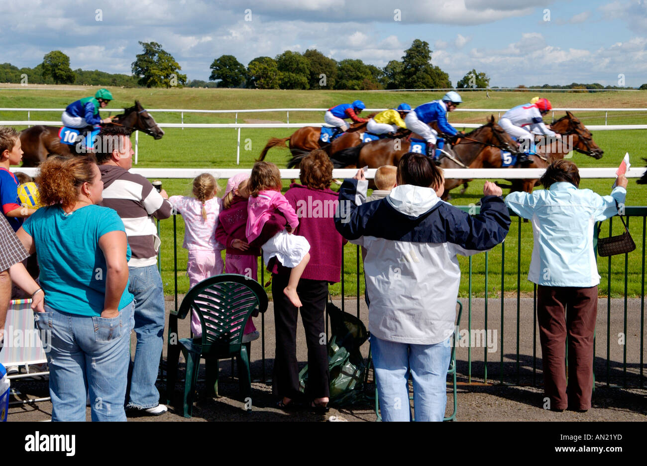 Crowds crowd horses horse racing hi-res stock photography and images ...