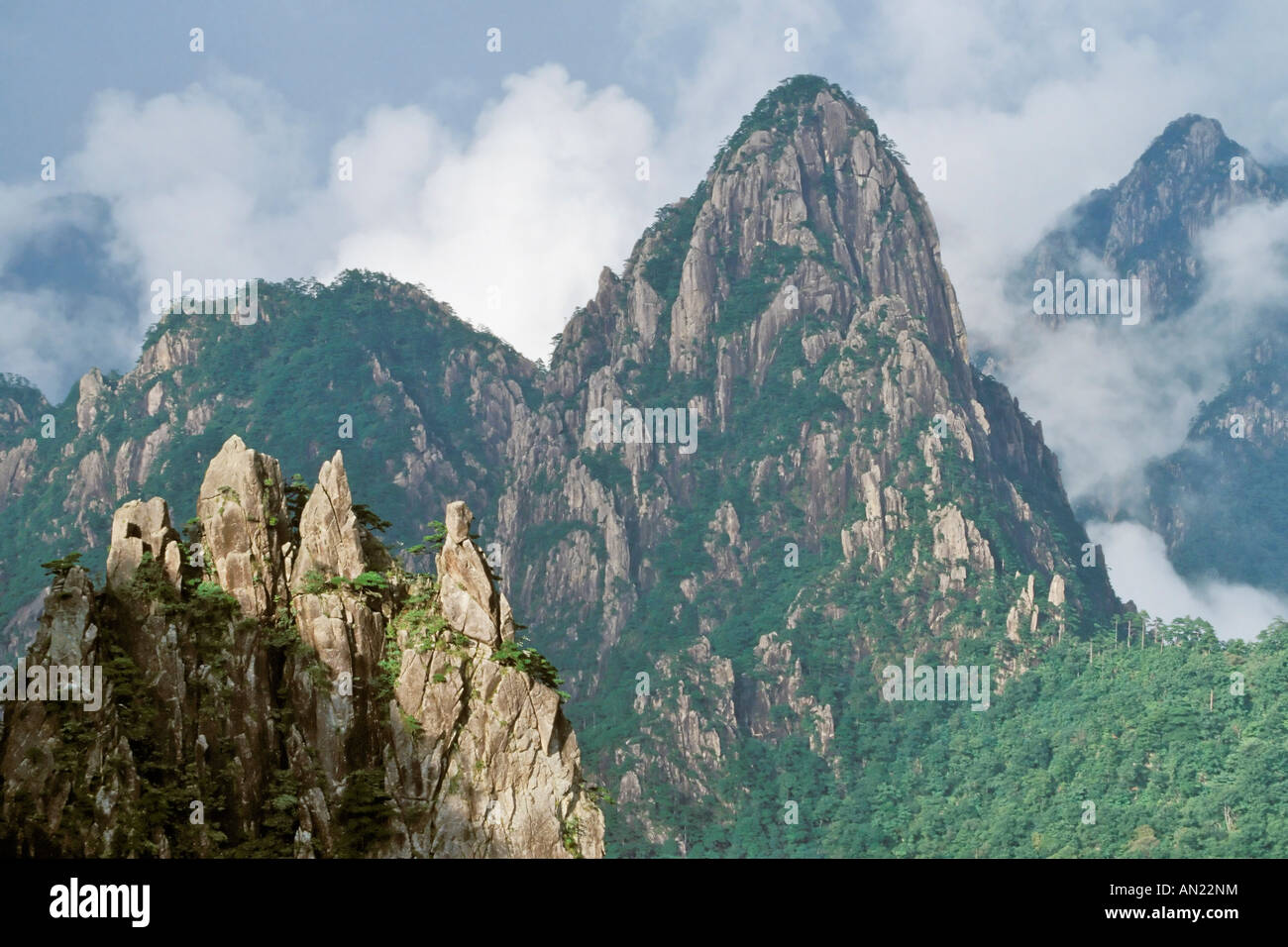 Yellow mountain China gelbe berge chinas mountains Stock Photo - Alamy