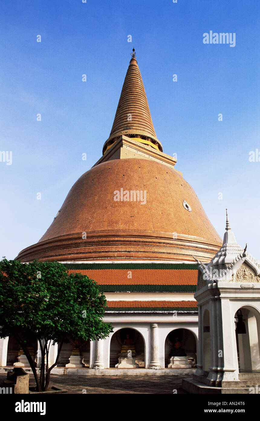 Thailand, Nakhon Pathom, Nakhon Pathom Chedi, 120 metre Gold Stupa ...