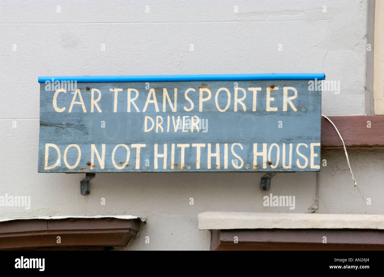 CAR TRANSPORTER DRIVER DO NOT HIT THIS HOUSE sign on tight corner in ...