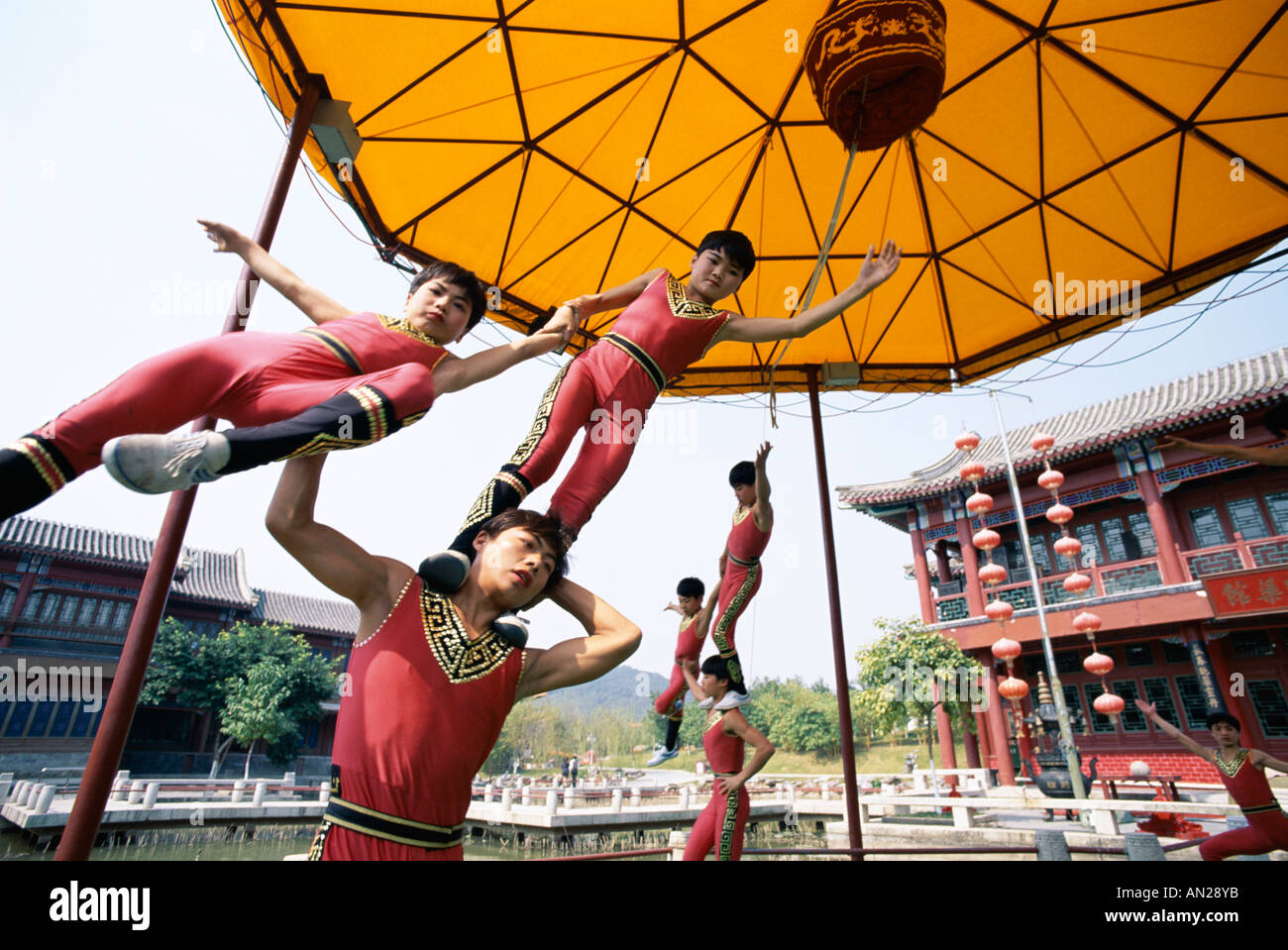 Acrobatics china hi-res stock photography and images - Alamy