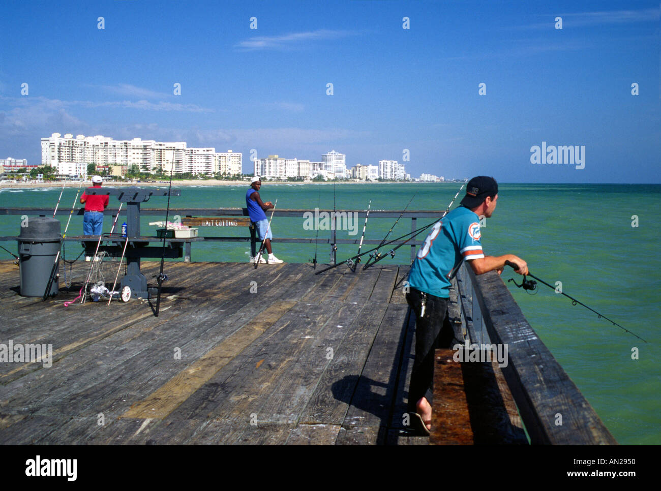 Man sea fishing off a pier hi-res stock photography and images - Alamy
