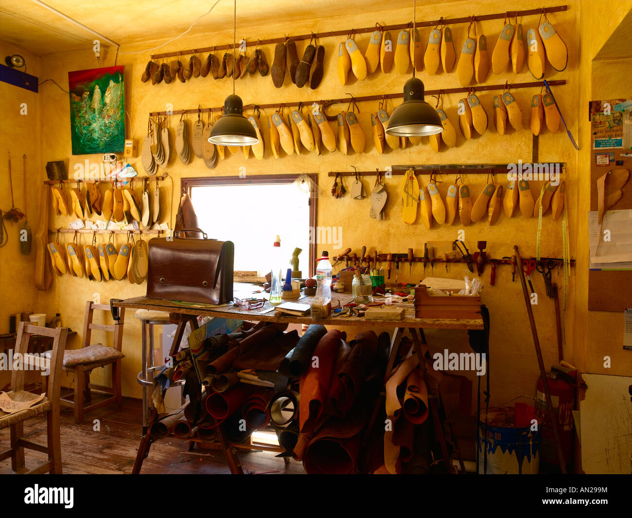 Cobblers shop hi-res stock photography and images - Alamy