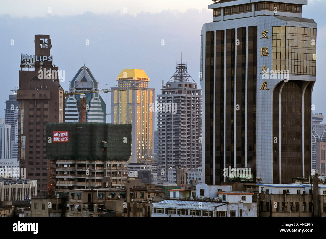 Shanghai Zentrum am Huangpu River downtown waterfront China skyline ...