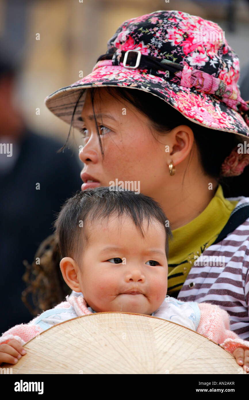 Vietnamese mother and child Stock Photo - Alamy