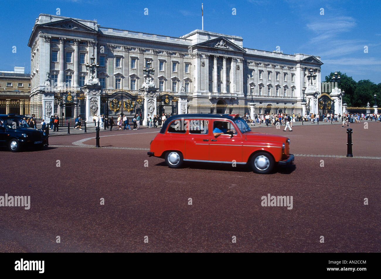 Buckingham Palace & Taxi Stock Photo - Alamy