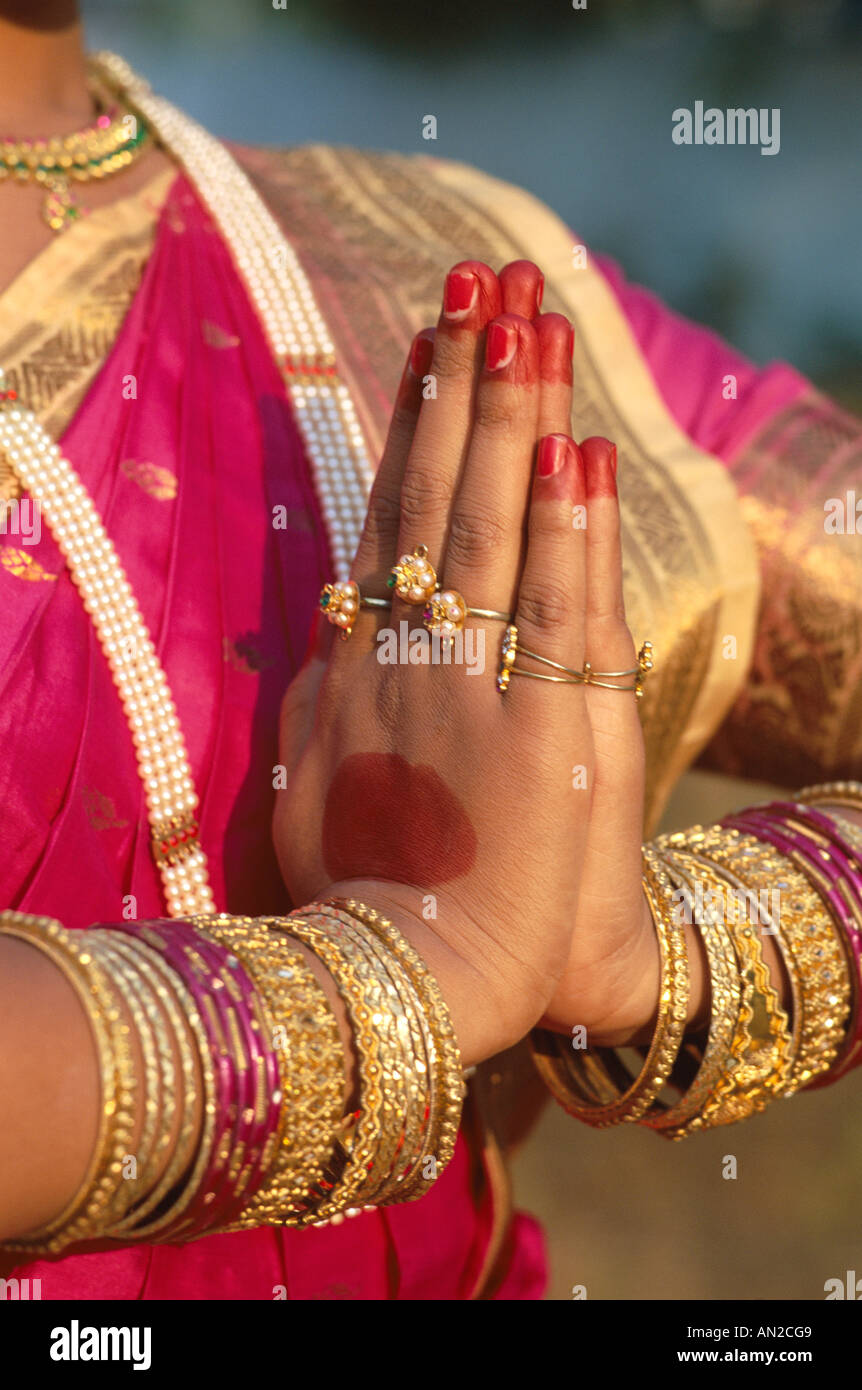 Traditional Costume / Traditional Indian Greeting Pose, Mumbai (Bombay ...